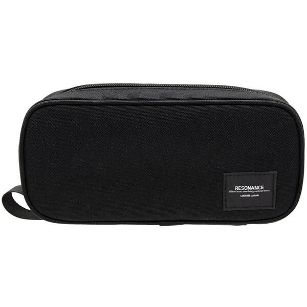 機能性とシンプルかつ美しさを備えた「Resonance (レゾナンス)」シリーズ。ハイパフォーマンス&amp;コストパフォーマンスを追求した、たっぷり収納「バタフライペンケース」です。厚手で耐久性に優れた、1200デニールのポリエステルを採...