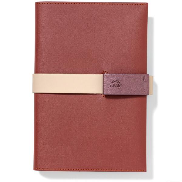 あなたの1年を晴れにする「SUNNY (サニー)」シリーズ♪書き心地にこだわった、A5よりもひとまわりコンパクトなノート「NOTEBOOK」です。晴れやかな気分になるカラーのカバーは、個性が光る「GLITTER (グリッター)」タイプ。本体...