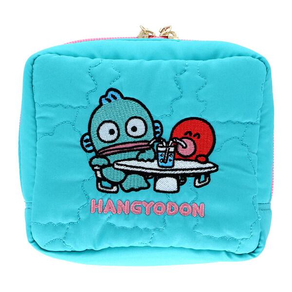 人気「ハンギョドン」、カラフルで賑やかなステーショナリーシリーズ♪ふわふわの綿入りキルティング「ポーチ」です。キルティングは、ハンギョドンのシルエット型でかわいい!マチがしっかりとあって、自立するので、使いかってバツグン。内ポケットも付いて...