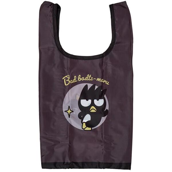 窓からのぞく「バッドばつ丸」がかわいい♪折りたたんでコンパクトに収納できる巾着付き「エコバッグ」です。表面は、濡れたり汚れたりしてしまっても、お手入れ簡単な撥水加工。コンビニなどのちょっとしたお買い物にちょうどいいサイズ感です。巾着にはカラ...