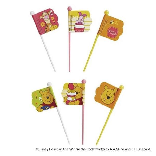 「くまのプーさん」とかわいくランチ♪お弁当やパーティの彩りに活躍する「ピック」です。ピックにカラフルなフラッグが付いています。運動会など、お子さまのがんばりを応援するシーンにもピッタリ!【サイズ】約24×67×5mm【重　量】約9g (包装...
