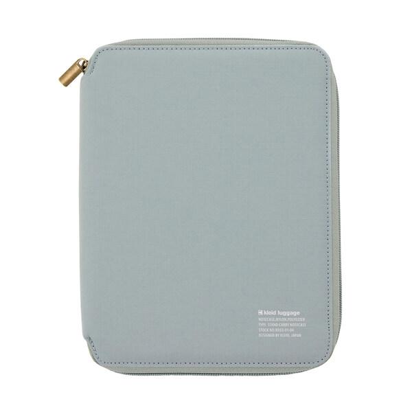 しなやかで撥水性のある生地が好評の「スタンドキャリー」シリーズ複数の機能的なポケットとしっかりとした厚みで、抜群の収納力を実現。ノートや手帳だけでなく、デスク周りの必需品をスマートにまとめて持ち運べます。フラップを立てればスマホスタンドとし...