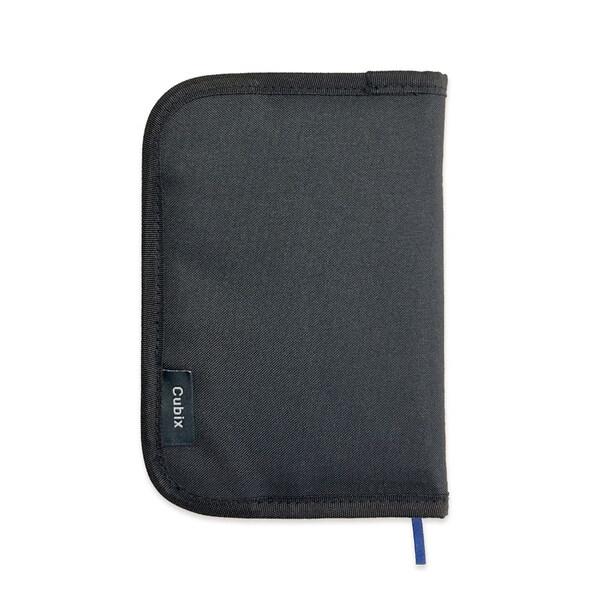 本をやさしく包み込む、ファスナー付♪文庫サイズのブックカバー「ラウンドジップN」です。軽くて丈夫、汚れに強いナイロン素材を使用。使い勝手の良い表紙側に、小物が収納できる内ポケット付。しおりやメモなどを入れるのに便利です。落ち着きのあるシンプ...