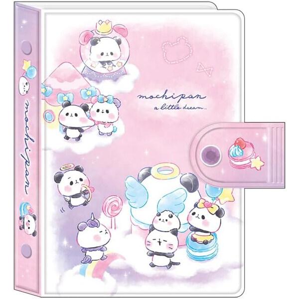 人気のトレンドデザイン♪かわいいイラスト入「シールバインダー」です。持ち運びしやすい、A6くらいのサイズ。やわらかいバインダーは、キラキラストーン付スナップボタンで留められます。シールを貼るリフィルが10枚セットされています。シール交換でも...