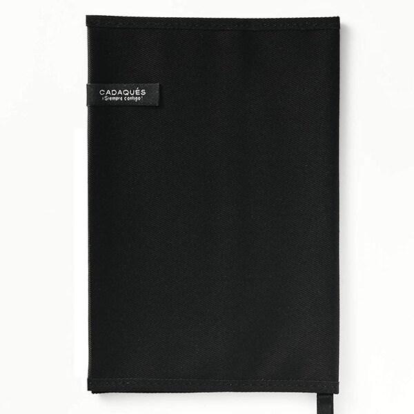 末永くお使い頂ける様に飽きのこないシンプルな無地のコットン生地を使用しております。裏面にはPVC加工を施してある為、表から染み込んだ水分を裏側まで通さず大事な本を汚しません。ワンポイントの「CADAQUES」織ネームが目を惹く男女問わずお使...