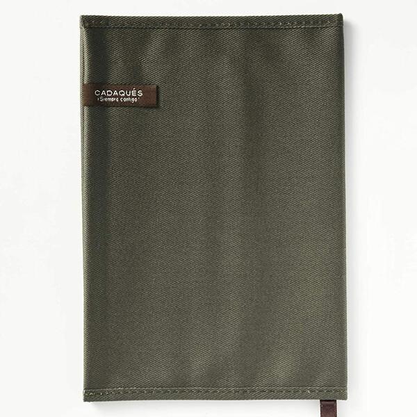 末永くお使い頂ける様に飽きのこないシンプルな無地のコットン生地を使用しております。裏面にはPVC加工を施してある為、表から染み込んだ水分を裏側まで通さず大事な本を汚しません。ワンポイントの「CADAQUES」織ネームが目を惹く男女問わずお使...
