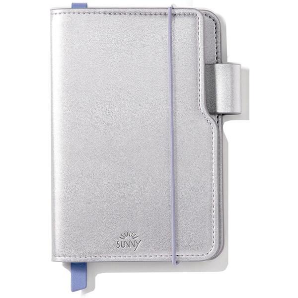 あなたの1年を晴れにする「SUNNY (サニー)」シリーズ♪軽くてコンパクトなノート「LIGHT NOTEBOOK (ライトノート)」です。思いついたアイデアや、To Do など、書き留めたいとき、パッと軽やかに取り出せます。図もテキストも...