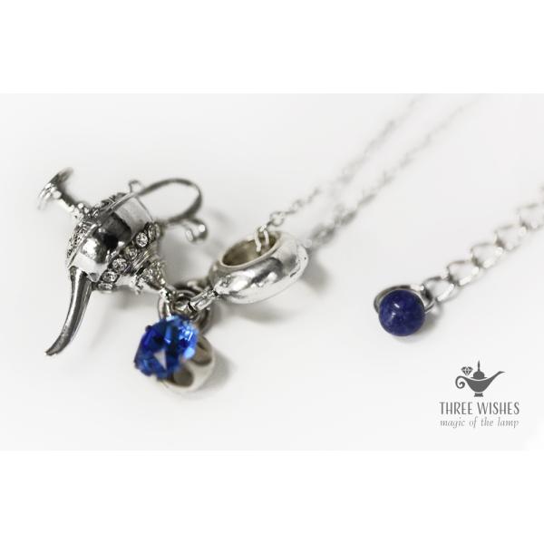 ○販売名：THREE WISH 魔法のランプ(ネックレス)-magic of lump-○詳細：スワロフスキ(蒼)　約6mmサファイア原石　約4mmブラス(ランプ)　　　約横22/縦18mmステンレス(チェーン)　　約40cm+アジャスター...