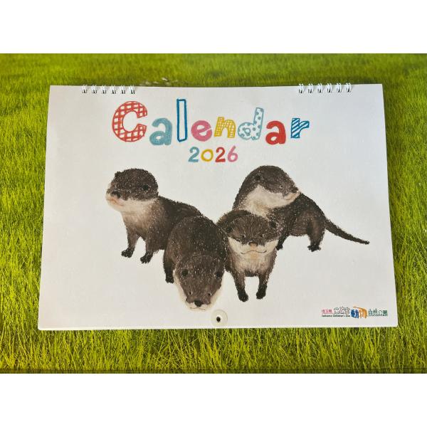 飼育係が撮った写真は、動物たちが近くリラックスした表情をしています。2025年生まれの赤ちゃんや、人気者のあの子、一年を通して楽しめます。A4横、縦見開きタイプ。１か月１ページ、上部が写真、下部が書き込みできるカレンダー。埼玉県こども動物自...