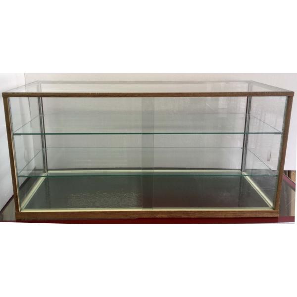 ・コレクションケース、食器入れ、食品ケース等幅広いユーズに対応します。・幅90cm・奥行30.9cm・高さ43.7cm・ガラス棚２枚付（2.5cmピッチで高さ調整可能）・木目調高級シート貼り業務用アルミフレームガラスケース。・オプションで背...