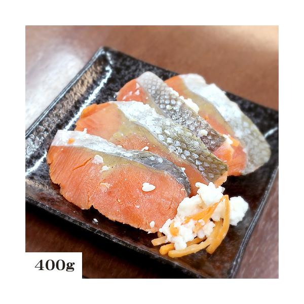 北海道伝統の味、飯寿司。厳しい冬の貴重なタンパク源として作られました。新鮮な魚にご飯、麹、野菜を加えた発酵させた伝統的なお惣菜です。商品名：魚介加工品内容量：400g原材料：紅鮭（アメリカ産）、米（北海道産）、人参、胡瓜、大根、醸造酢、こう...