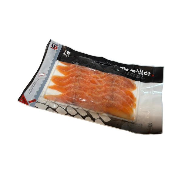 北海道産の秋鮭をナラと桜のチップで香り豊かにスモークしました。柔らかな食感がワインやビールによく合います。化学調味料や保存料は使用しておりません。無添加にこだわって造られたNSニッセイの海産物。鮮度のいい魚介を食べて育った私達も納得した瞬間...
