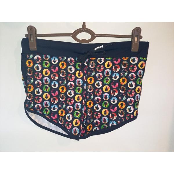 人気のレディースウルワツショーツです。ストレッチがあるぴったりとしたタイプのパンツです。カラフルな総柄のデザインは69SLAMならでは。海でも目立つこと間違いなしです。同じ柄のビキニを合わせれば、夏のビーチスタイルの出来あがりです。■サイズ...