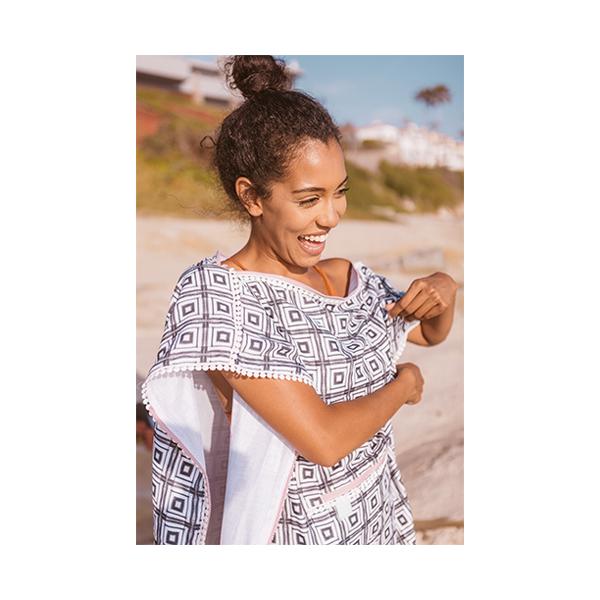 ●ブランド：Sesh Sun・カラー：Callie・素材：100%オーガニックコットン、100%リサイクルポリエステルメイドイン・カリフォルニアのプレミアム・チェンジングポンチョです。全てに女性アーティストがデザインしたオリジナルファブリッ...