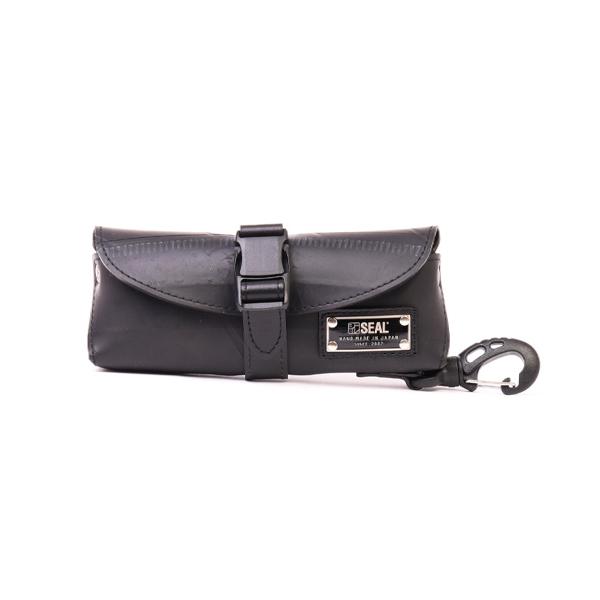 衝撃から大切なメガネやサングラスを守るタフなケース。タイヤチューブで作られた特別なグラスケースが外部の衝撃から大切なメガネを守ります。 グラスケースには専用のカラビナを搭載しており、ベルトやバッグなどに容易に取り付けが可能です。 柔らかな内...