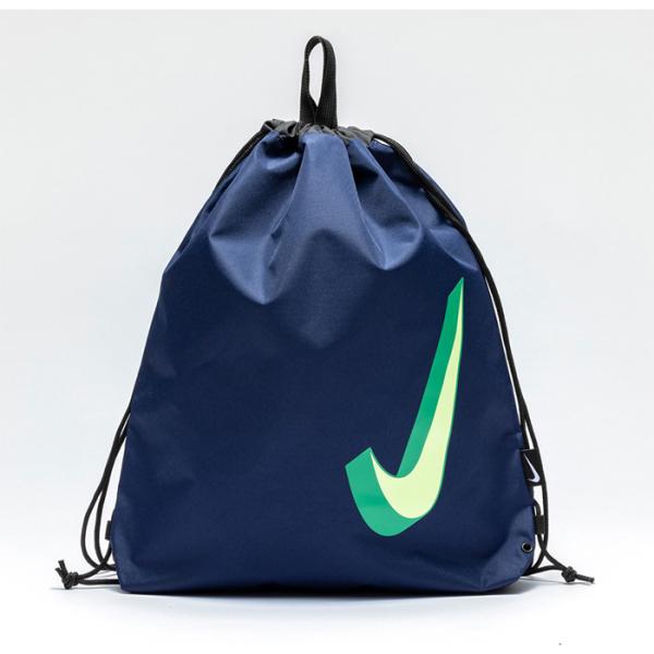 ナップザックタイプのプールバッグ。軽くて持ち運びに便利。手提げストラップとショルダーストラップのどちらも付属しており、持ち方の自由度が高い。【ユニセックス・男女兼用/ジュニア・キッズ/ボーイズ・ガールズ/小学生・中学生・高校生/水泳授業・ス...