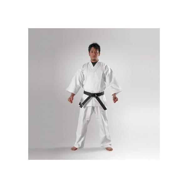 技を美しく見せる伝統型。 伝統型の基本を守るだけでなく、いかに華麗で力強く見せるサポートができるかを追求。他の空手衣同様、レンジ加工で着ごこちは良好です。特殊テンターを用いて乾燥仕上げをする工程により、洗濯後のしわをつきにくくなり、道衣の型...