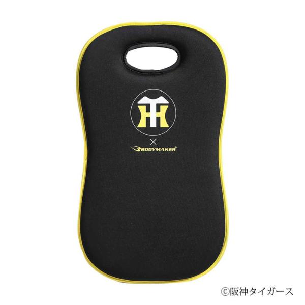 【ベンチクッション】上部には持ち運びに便利なハンドルがあり、一般的なリュック・トートバッグなどに収納できる大きさです。軽量で持ち運び便利なコンパクトサイズなので、スポーツ観戦やアウトドア、BBQなど、使用に適しており、お尻に優しく長時間座っ...