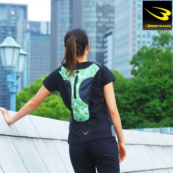 ランニングバッグにプリント柄が登場。スポーツシーンをカラフルに彩ります。カーブを描いたような形状が装着時、背中にフィットし一体感を味わえます。背面やショルダーに弾力性の高いメッシュ素材を使用し熱を素早く放出します、サラッとした肌触りで汗によ...