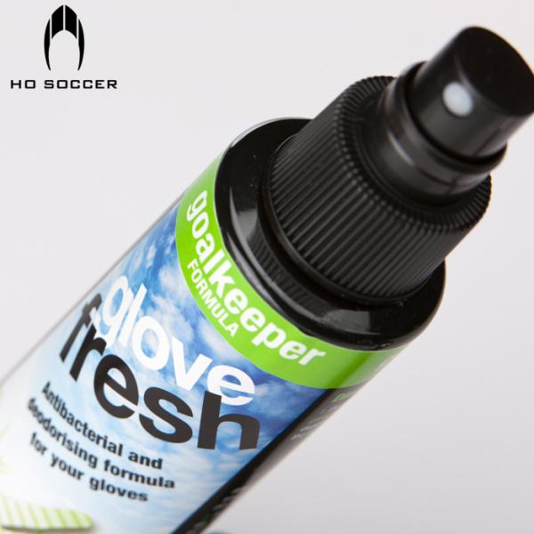 ゴールキーパーメンテナンス用品大手「Glove glu」の消臭剤。グローブを清潔に臭いのない状態に保つ！抗菌防腐剤を使用しているため、グローブ内で増殖する細菌によって起こる不快臭を除去。香水をベースにしたスプレーとは異なり、臭いの元から直接...