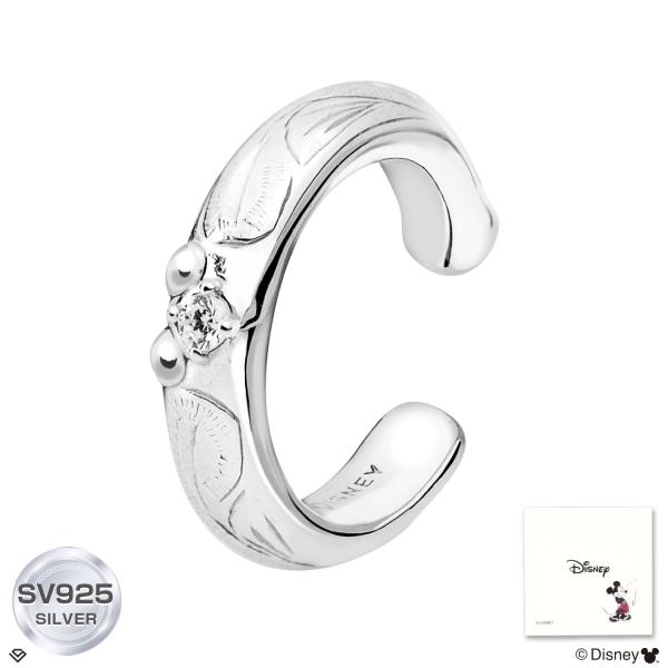 伝統的なハワイアン彫刻の美しさに、さりげなく潜む「ミッキー」シルエットを融合させた、大人のためのディズニージュエリー。繊細な彫り込みの中に現れる「ミッキー」は、身に着ける人だけが知る“秘密の輝き”として、特別な意味を宿します。イヤーカフは、...