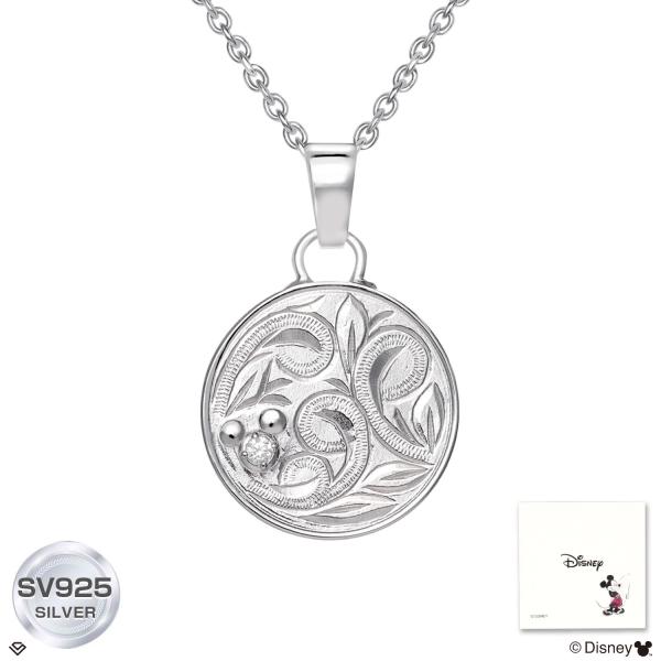 伝統的なハワイアン彫刻の美しさに、さりげなく潜む「ミッキー」シルエットを融合させた、大人のためのディズニージュエリー。繊細な彫り込みの中に現れる「ミッキー」は、身に着ける人だけが知る“秘密の輝き”として、特別な意味を宿します。ネックレスは、...