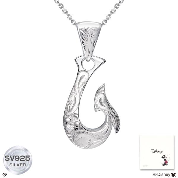 伝統的なハワイアン彫刻の美しさに、さりげなく潜む「ミッキー」シルエットを融合させた、大人のためのディズニージュエリー。繊細な彫り込みの中に現れる「ミッキー」は、身に着ける人だけが知る“秘密の輝き”として、特別な意味を宿します。ネックレスは、...