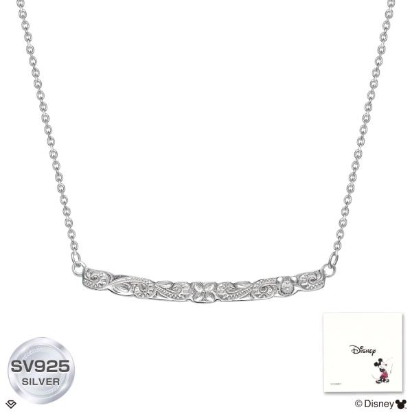伝統的なハワイアン彫刻の美しさに、さりげなく潜む「ミッキー」シルエットを融合させた、大人のためのディズニージュエリー。繊細な彫り込みの中に現れる「ミッキー」は、身に着ける人だけが知る“秘密の輝き”として、特別な意味を宿します。ネックレスは、...