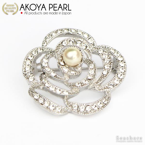フォーマルセットに＋α。フォーマルウェアの襟元に。立体的な花の中心に、あこや真珠を配したブローチです。●パールサイズ/5.0〜6.5mm●サイズ/たて3.5cm×よこ3.5cm×高さ約1cm●素材/真鍮ホワイトメタルメッキ●厚紙製ケース、1...