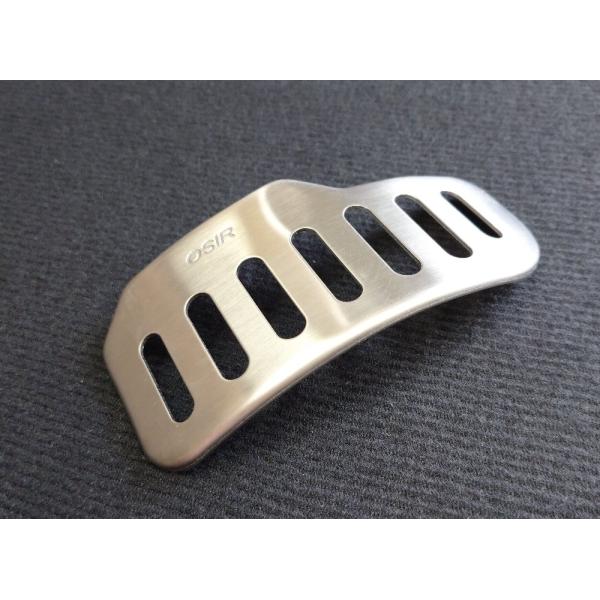 Audi TT (8N) の純正アクセルペダルに適合するアクセルペダルカバーです。ヒールアンドトゥを容易にするため、左端が延長されています。純正のペダルカバーのステンレス部分を本製品と交換して使用します。