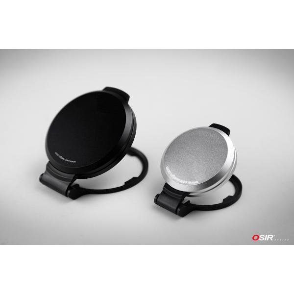 アウディ TT / TTS / TTRS / R8 に装着可能な質感高いスタイリッシュなウォッシャータンクキャップです。純正ウォッシャータンクキャップと交換するだけでエンジンルームをスポーティーにグレードアップします。