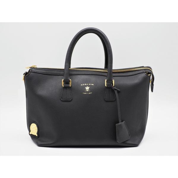 A.D.M.Jは1988年に日本で設立されたブランドです。どんな場面でも合わせやすい黒いカラーと軽くて丈夫なレザーで作られており、持ち運びやすいハンドバッグです。付属のストラップでショルダーにも使えます。表のブラックカラーと対照的に明るいタ...