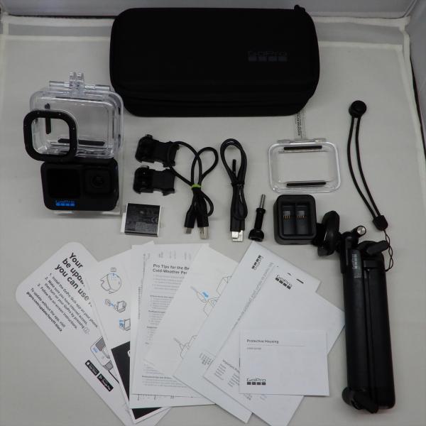 GoProのアクションカメラです。動作に異常はありません。外観は本体の左カバーが欠損してなくなっています。レンズ外周や保護ガラスに小傷や線傷が多数あります。外周ゴム部分やプラスティック部分に擦り傷や小傷が多数あります。正面のサブディスプレイ...