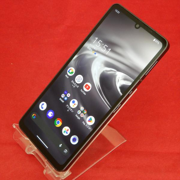 シャープのauSIMフリーアンドロイドスマホです。動作に異常はありません。電池性能表示：内蔵電池の充電能力は良好です外観は液晶ディスプレイ左上にドッド抜けがあります。正面左上にうすい小傷があります。添付品：SIMトレイ、欠品：クイックスイッ...