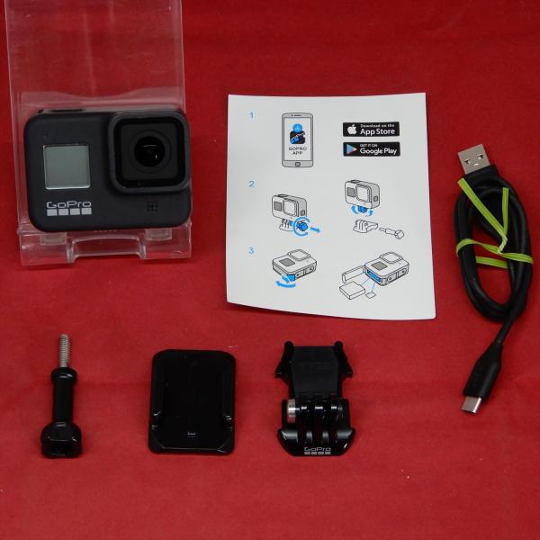 　GoProのアクションカメラです。　動作に異常はありません。※バッテリーが欠品しています別途ご用意ください。　外観は正面レンズ外周に小傷が数か所あります。サブディスプレイにうすい線傷が数か所あります。正面画面・レンズ外に小傷や線傷が数か所...