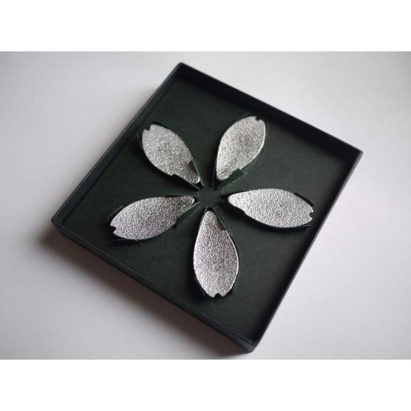 【商品概要】桜の花びらをデザインした錫100%の箸置きです。 錫は抗菌作用があり、食器として安心してご使用いただけます。 鋳物ならではの鋳肌の風合いと、桜の日本的で美しい風情が食卓を華やかに演出します。おもてなしや贈り物などにもおすすめです...