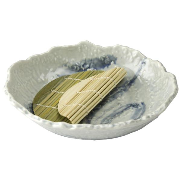 【商品概要】サイズ:約幅25×奥行き22×高さ5.5cm重量:約750g素材:麺皿-陶器、すのこ-竹原産国:麺皿-日本、すのこ-中国【商品説明】麺の器　８号麺皿（スノコ付）　ておこし流水【商品詳細】ブランド：三陶商品種別：ホーム＆キッチン商...