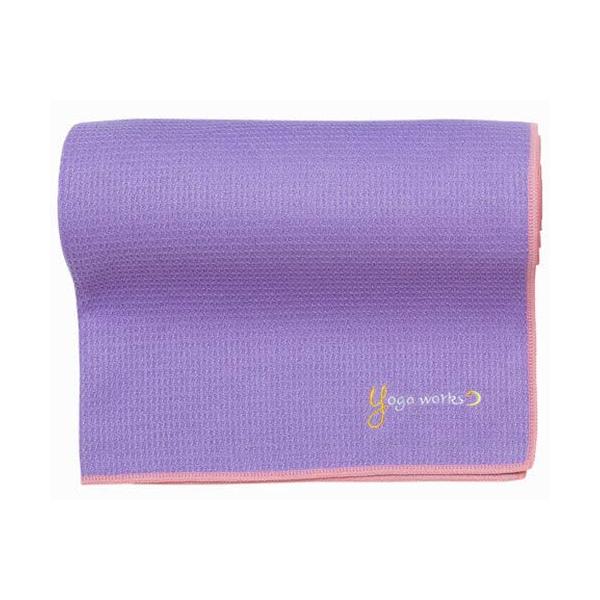 【商品概要】さらりとした肌触りが特徴の、吸水性と速乾性に優れたマイクロファイバー素材のヨガラグです。裏面にはシリコン加工を施し、ヨガマットからずれにくくなっています。従来の綿素材のラグに比べて軽量で、持ち運びやすくお手入れが簡単です。ステッ...