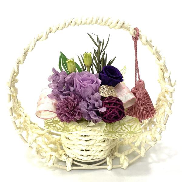 【商品概要】【NICHIFRO ニチフロ オリジナル商品】コロンと丸いフォルムが特徴的な白い花器にプリザーブドフラワーをメインにしたお供えやプレゼントに適したアレンジです。【商品サイズ】幅16ｃｍ×高さ16ｃｍ　置く場所を選ばない、ちょうど...