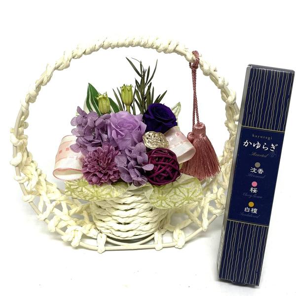 【商品概要】【NICHIFRO ニチフロ オリジナル商品】コロンと丸いフォルムが特徴的な白い花器にプリザーブドフラワーをメインにしたお供えやプレゼントに適したアレンジです。【商品サイズ】幅16ｃｍ×高さ16ｃｍ　置く場所を選ばない、ちょうど...