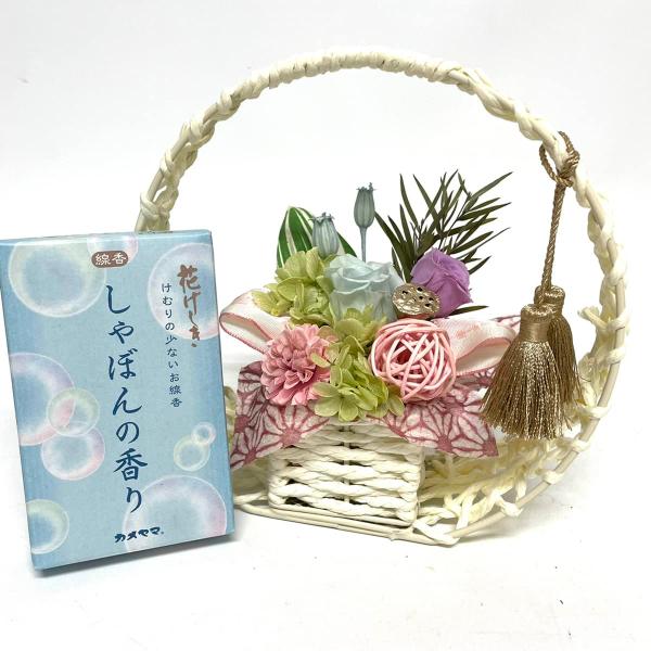 【商品概要】【NICHIFRO ニチフロ オリジナル商品】コロンと丸いフォルムが特徴的な白い花器にプリザーブドフラワーをメインにしたお供えやプレゼントに適したアレンジです。【商品サイズ】幅16ｃｍ×高さ16ｃｍ　置く場所を選ばない、ちょうど...