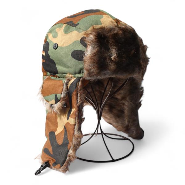 【商品概要】サイズ:ワンサイズ（約58cm)/高さ約14cm(フラップ部含まず）/フラップ部長さ約20cmウインターシーズンに男女問わず人気のフライトキャップ。被り心地は深めで頭が大きめの男性でもすっぽり被れます。バックルにより、イヤーフラ...