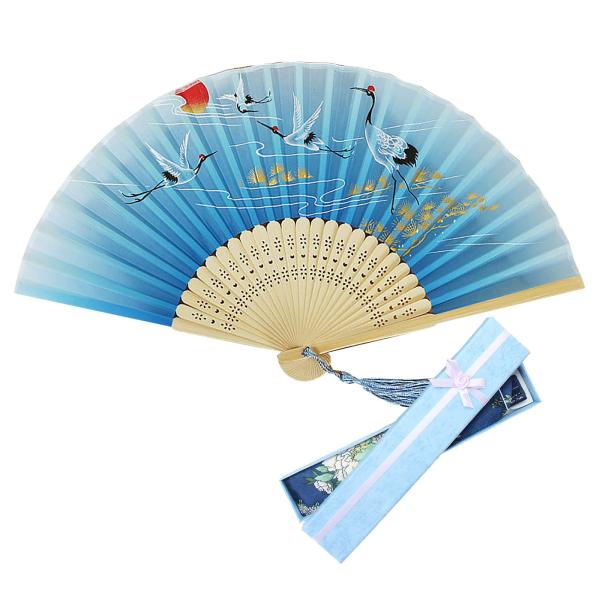 【商品概要】【セット】：扇子、扇子袋、箱入りがセットになります。丁寧なパッケージですので、ご自分用にはもちろん、バレンタインや、お誕生日などのプレゼントとしても人気の商品です。【デザイン】：女性らしい上品な花柄や蝶などが選べます。控え目な落...