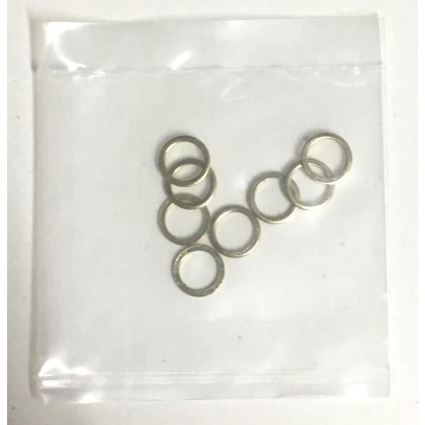 トラックとベアリングの間に入れるアクスルワッシャー8枚セットです。金色(シャンパンゴールド)です。磨耗したときや紛失したときの交換用パーツです。オフセット調整としても使う方も多いです。VENTURE、THUNDER、THEEVE、SILVE...