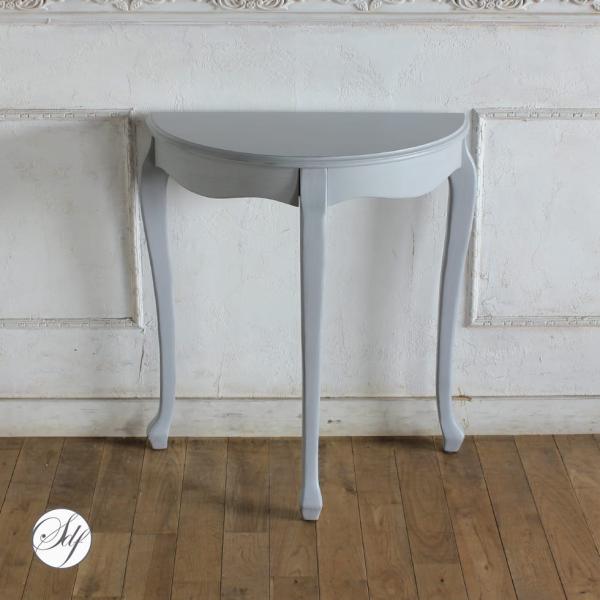 優雅な曲線を描く猫脚とクラシカルなフォルムが魅力のロココ調コンソールテーブル。壁際や玄関に寄せて置くだけで上品な雰囲気を演出し、アンティーク家具のような存在感を放ちます。アンティーク感を引き立てるエイジング塗装が施され、使い込まれたような味...