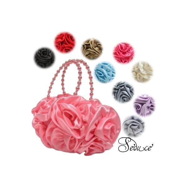 沢山のサテンのローズのお花が前後横、全体についた、上品なパーティーバッグ。張りのある上質で光沢のあるサテンで、大変豪華です。持ち手は丸いビーズと、多角形のビーズが通されていています。内部は、同系色の裏地付きで、ポケットが1つあります。パーテ...