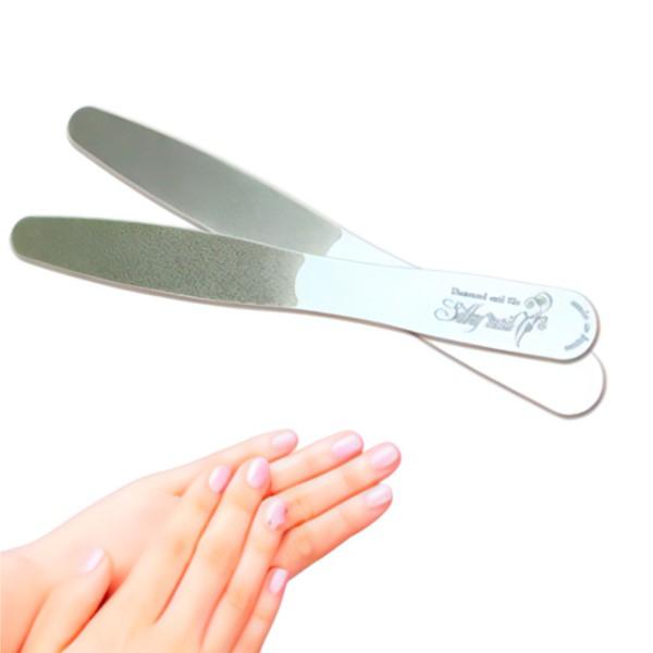 研磨工具の老舗、呉英製作所（大正８年創業）が、ダイヤモンド工業製品のノウハウを生かして作る、表裏両面で約５０，０００粒のダイヤモンドが付いた高級ダイヤモンド爪やすりです。品質へのこだわりはもちろん、開発当初からプロのネイリストや爪に悩む女性...