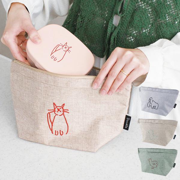 Doodle LUNCH COOLER POUCH落書きのような可愛い動物たちの刺繍がポイントの保冷ランチポーチ。お弁当箱を入れるのに最適なサイズです。持ち手付きでバッグに入れやすく、必要な時にさっと取り出せます。内側は簡易保冷保温効果のあ...