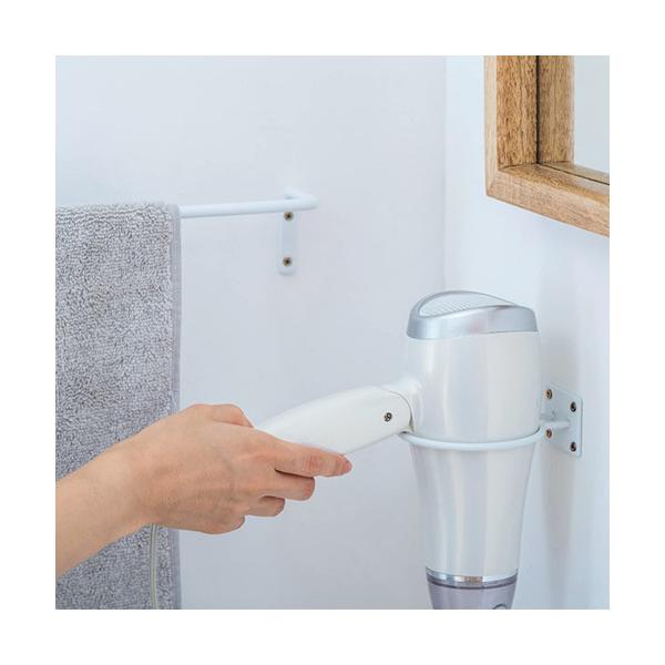 サイズ:約W10×D12×H4素材:アイアン毎日使うものをおしゃれにセット。ドライヤーを差し込むだけの便利な収納アイテム。引き出しからの出し入れの手間も省けて、狭い洗面所の空間を有効活用出来ます。防水、防滴処理は施されておりません。手作業で...