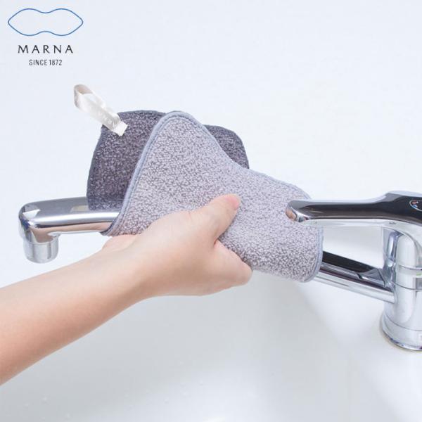 サイズ:約 幅15×高さ20（cm） 材質:アクリル（片面/ハード樹脂加工） 生産国:日本製 ●手のひら感覚で細かいところまで洗える水周り専用クロスです。●洗剤なしで汚れをかき出すマーナ独自のハード樹脂加工面とソフトなパイル面と、両面の加工...